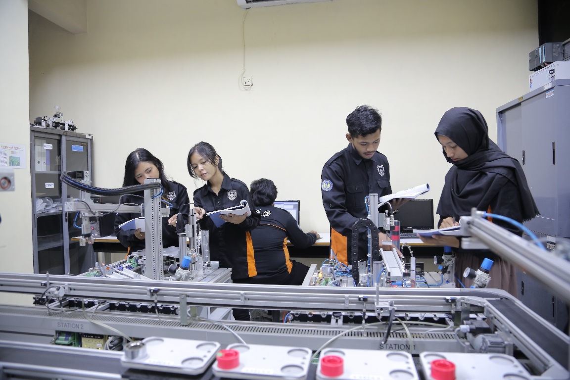 PRODI PENDIDIKAN TEKNIK MEKATRONIKA UNY RAIH AKREDITASI UNGGUL | Universitas Negeri Yogyakarta